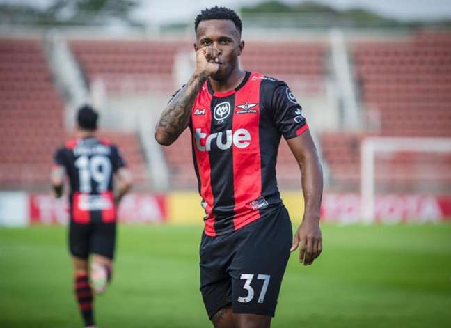 Heberty marca e fica a oito gols de bater recorde na Tailândia