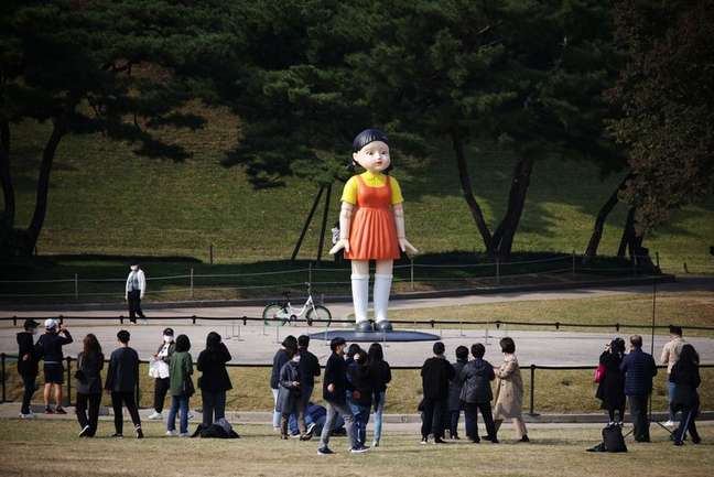 Boneca de 'Round 6' é inaugurada em parque temático de Seul