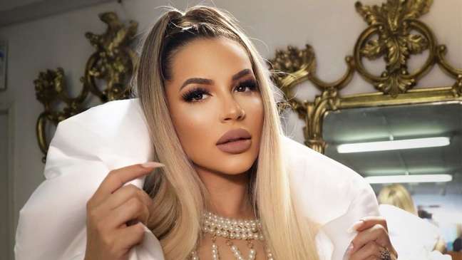 Deolane estreia como DJ e super mega hair chama atenção da web