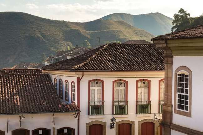 Janela Colonial: O Que É, Vantagens, Tipos +45 Projetos Rústicos