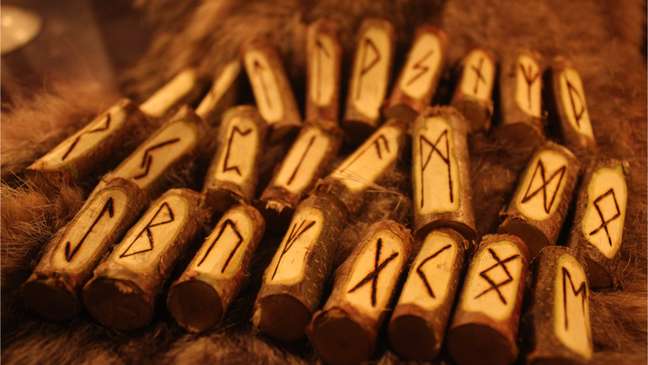Já ouviu falar em Runas? Saiba como utilizar esse oráculo para obter ...