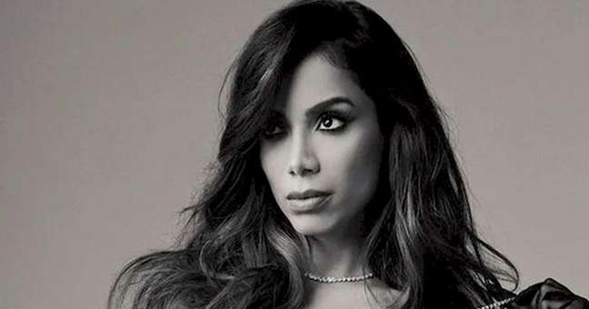 Anitta posta corpão no Instagram com body cavado e transparente