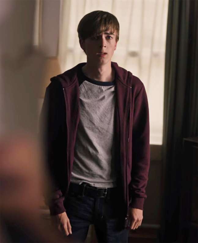 Ator de "Riverdale" é condenado à prisão perpétua por matar a própria mãe