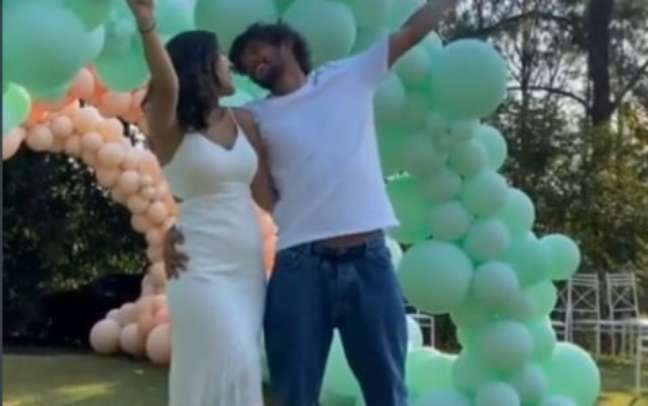 VÍDEO: Gustavo Scarpa e esposa fazem chá revelação nas cores do Palmeiras