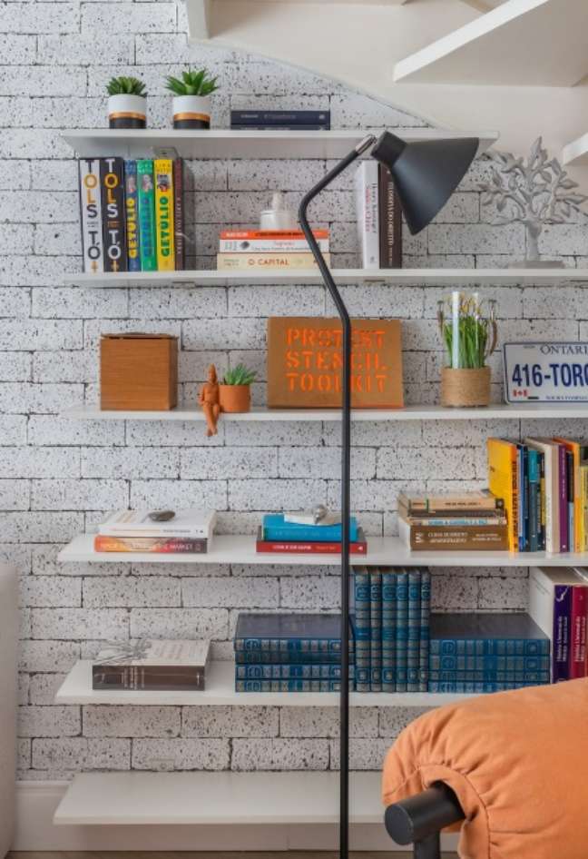Reforma de casa de 90 m² cria um lar alegre, integrado e colorido