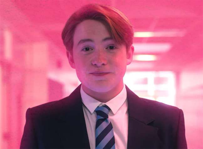 Ator de "Heartstopper" se assume bissexual sob pressão de "fãs"