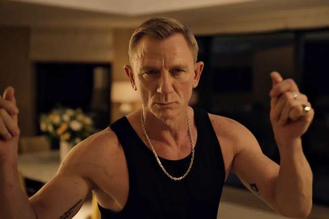 Daniel Craig surpreende ao rebolar em comercial de vodka dirigido por ...