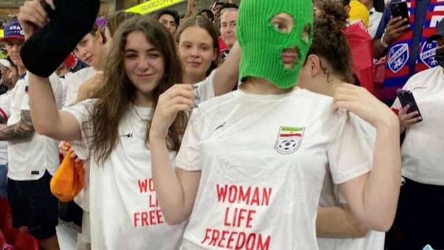 Manifestantes Da Pussy Riot Fazem Protesto Em Estádio Na Copa Do Catar