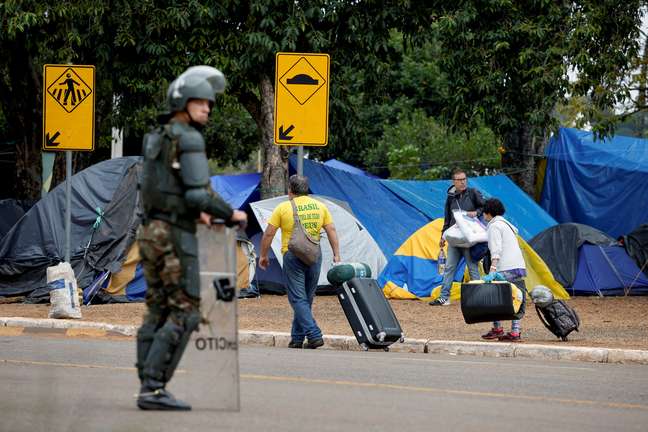 Polícia e Exército cercam acampamento e bolsonaristas começam a ...