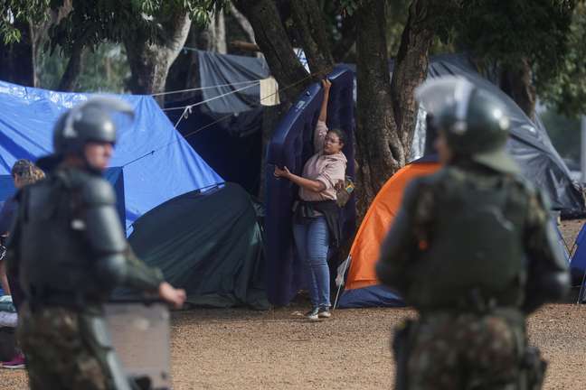 Polícia e Exército cercam acampamento e bolsonaristas começam a ...