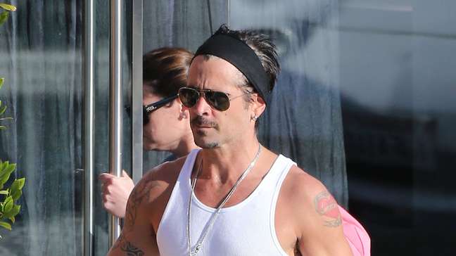 Colin Farrell exibe boa forma após aula de yoga; veja fotos