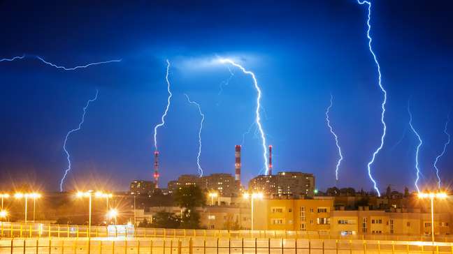 Raios podem atingir pessoas dentro de casa; saiba como evitar