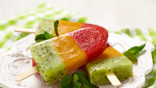 Aprenda a fazer o picolé mexicano com recheio de frutas