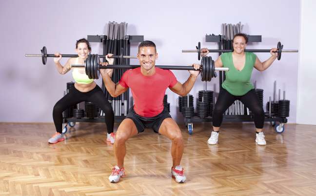 Na academia: site lista 5 maneiras de construir músculos mais rápido