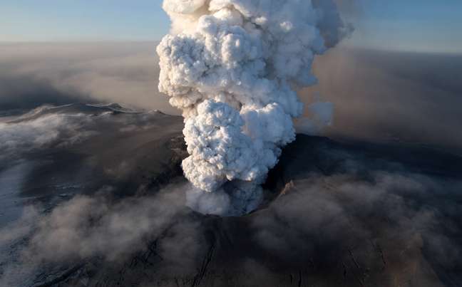 Lava e fumaça: veja a beleza de vulcões espalhados pelo mundo