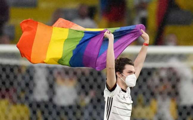 Ativista entra em campo com bandeira pró-LGBT em jogo da Euro