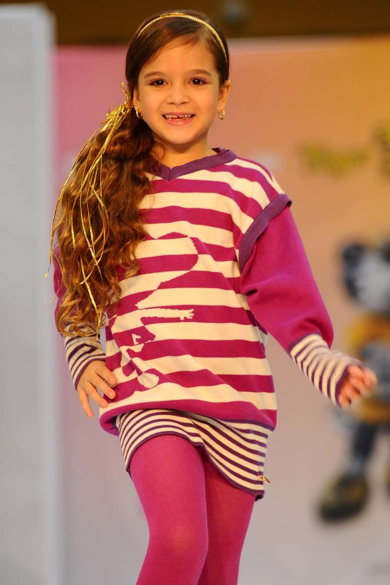 Mel Maia, atriz mirim de 'Av. Brasil', desfila para grife infantil