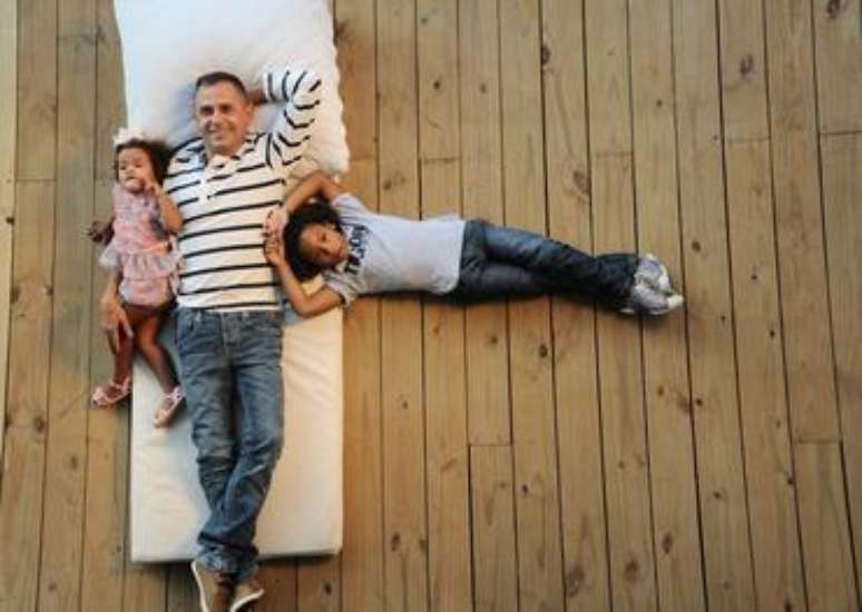 Paulo Borges fotografa ao lado de filho e sobrinha; veja