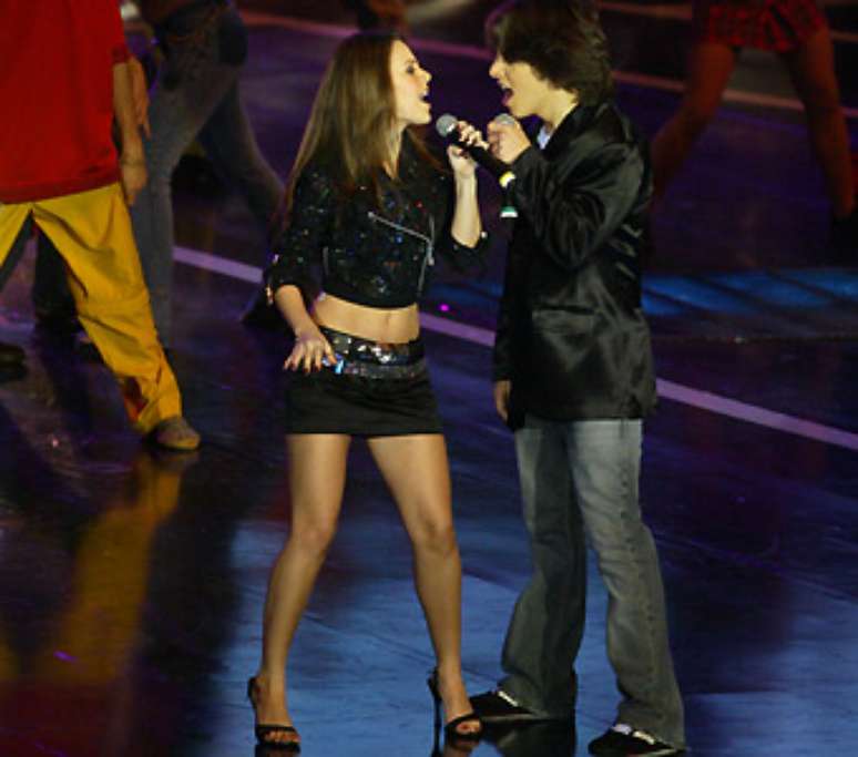 Confira diferentes looks de Sandy ao longo da carreira