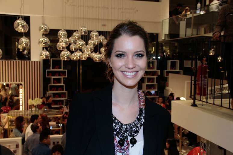 Nathalia Dill e Carol Dieckmann vão à inauguração em SP