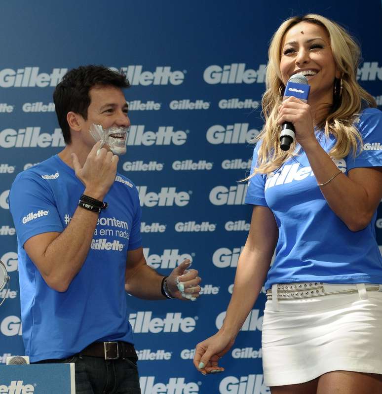 Sabrina Sato ajuda galãs a fazerem a barba; confira