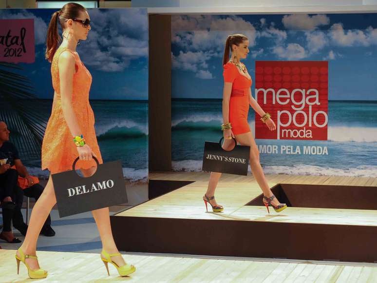 Desfile no Brás traz laranja e dourado como tendências para o verão