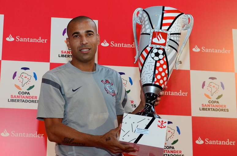 Melhor da Libertadores, Emerson recebe taça e cheque de R$ 50 mil