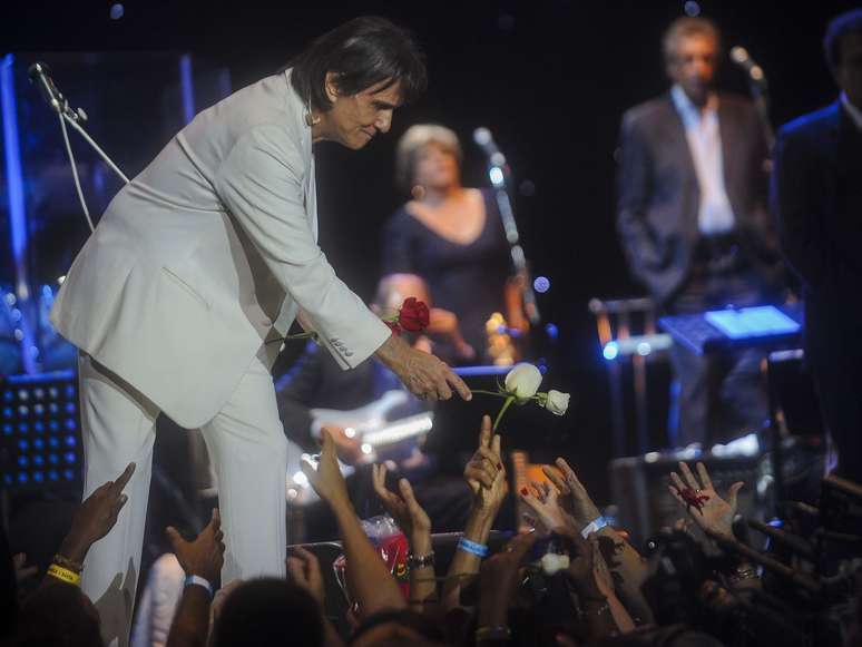 RJ: com DJ e clássicos, 11 mil fãs se emocionam com Roberto Carlos