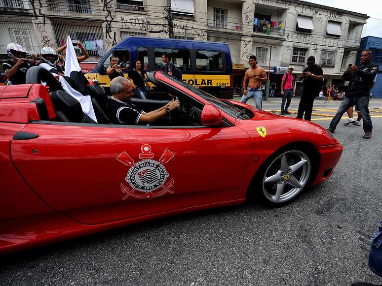 Ferrari "invade" festa corintiana, e torcida comemora aceleradas
