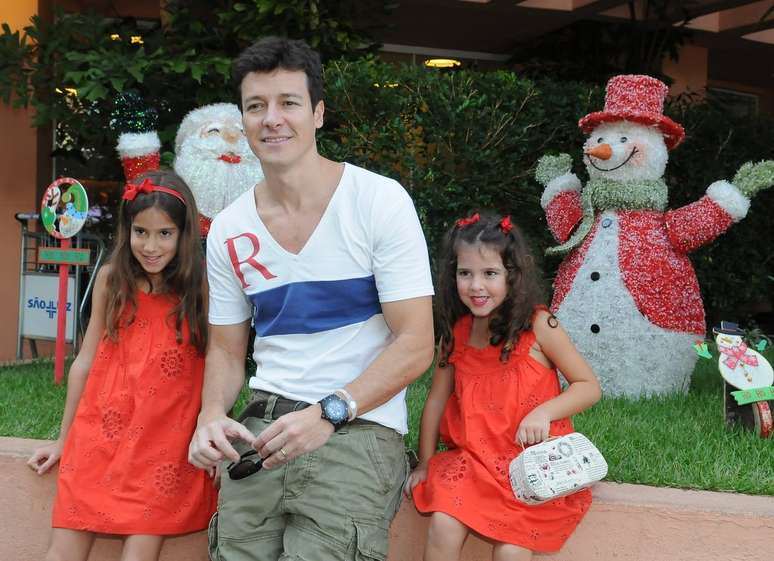 Com as filhas, Rodrigo Faro visita a mulher na maternidade