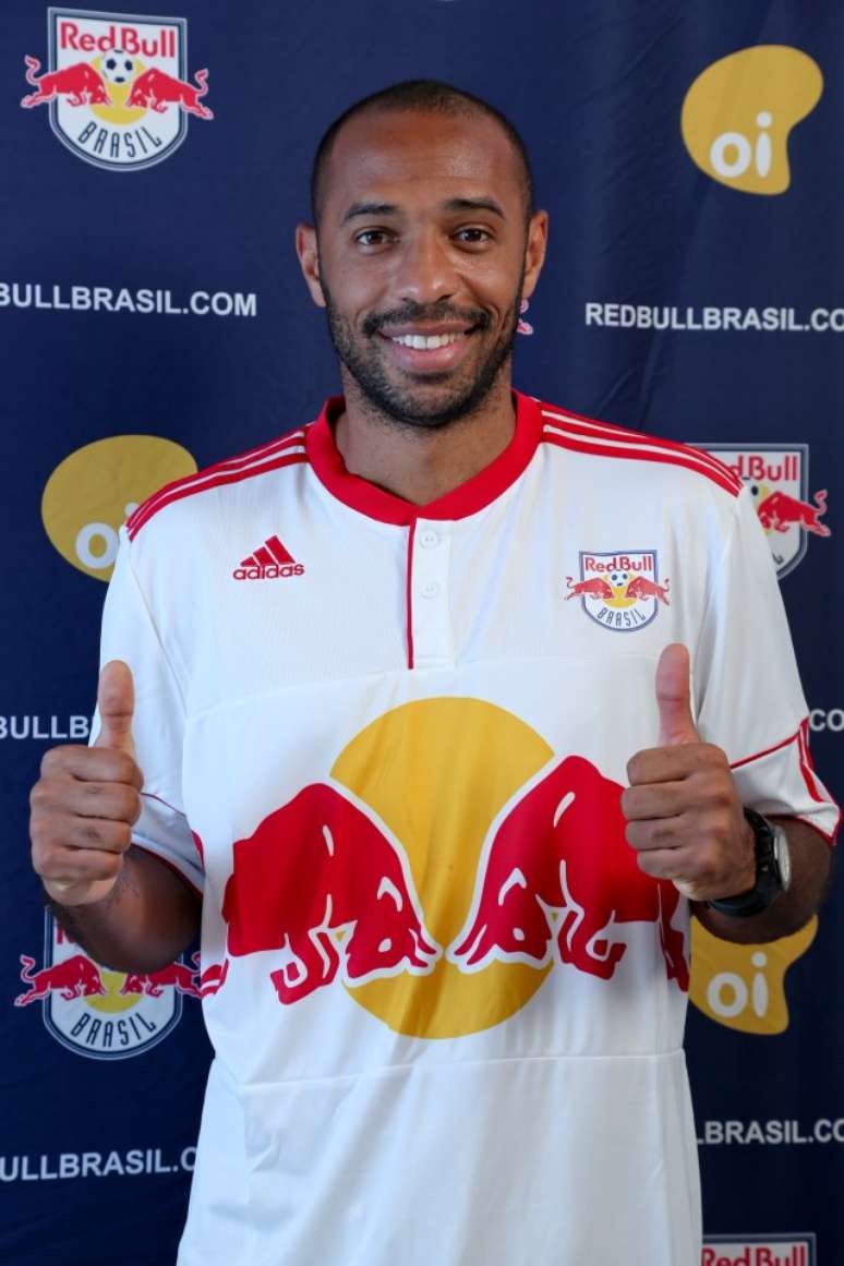 Henry visita Red Bull Brasil e dá conselhos a jovens jogadores