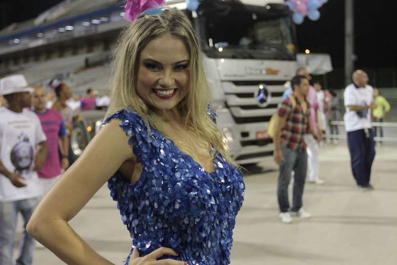 Rainha de bateria, Ellen Roche ensaia com a Rosas de Ouro