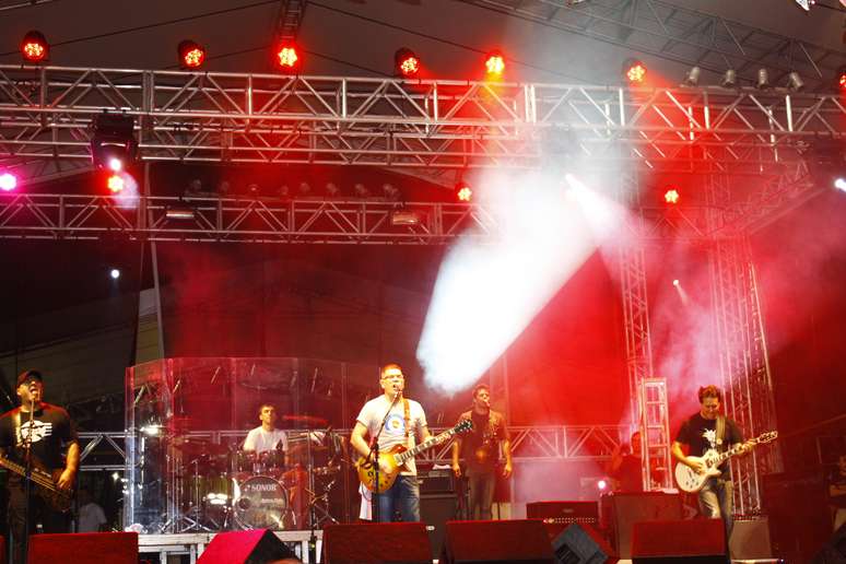 vc repórter: Ultraje a Rigor agita foliões em Balneário Camboriú