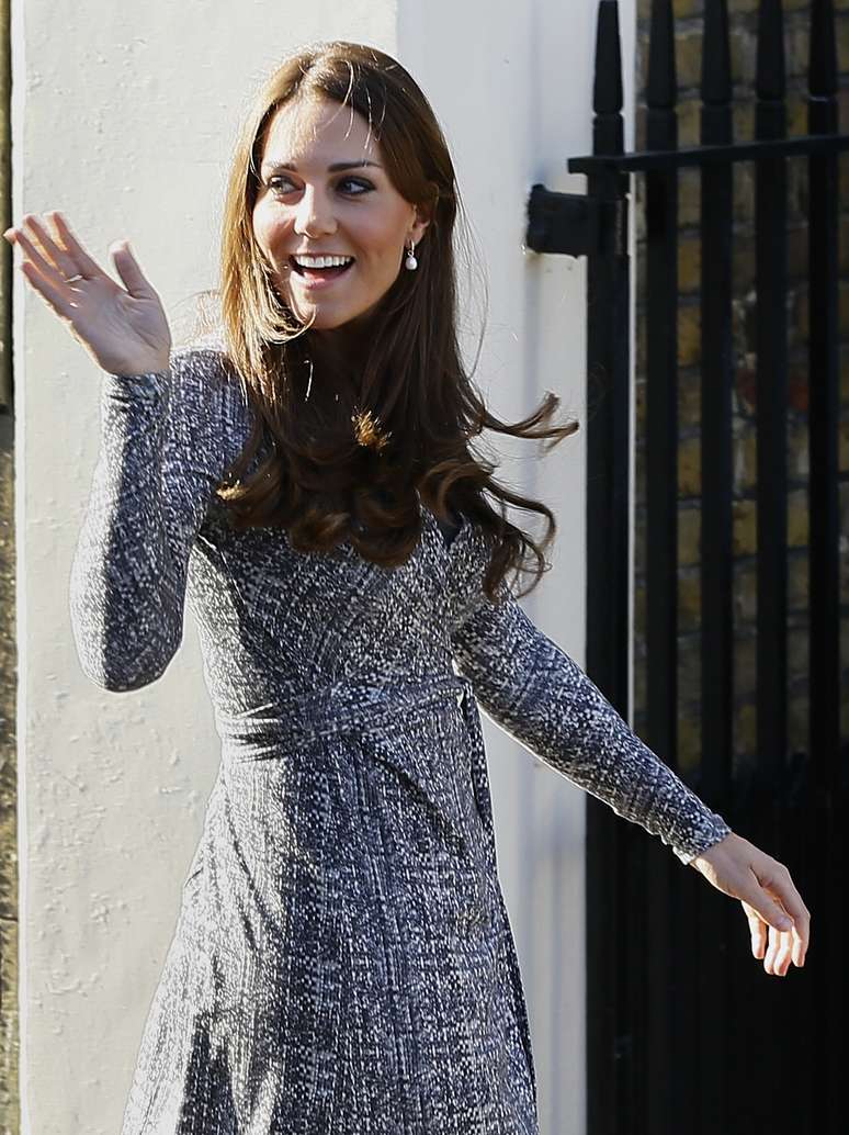 Ainda sem exibir barriga, Kate visita clínica para viciadas