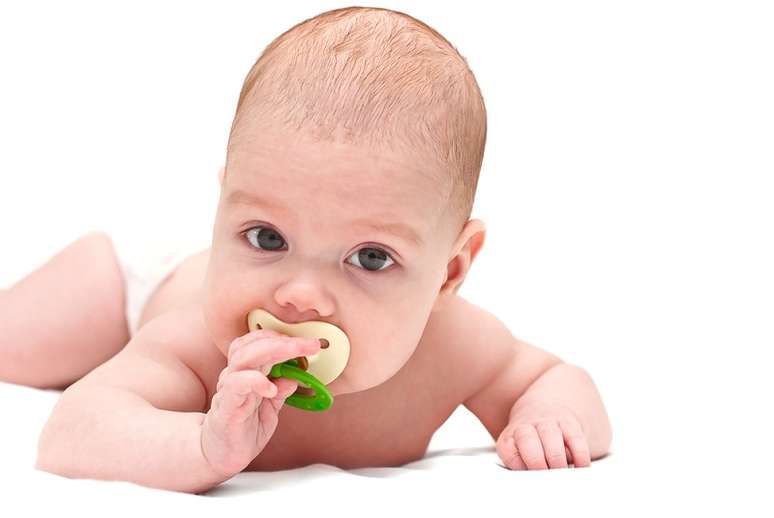 Chupeta prejudica fala, respiração e mastigação de bebês