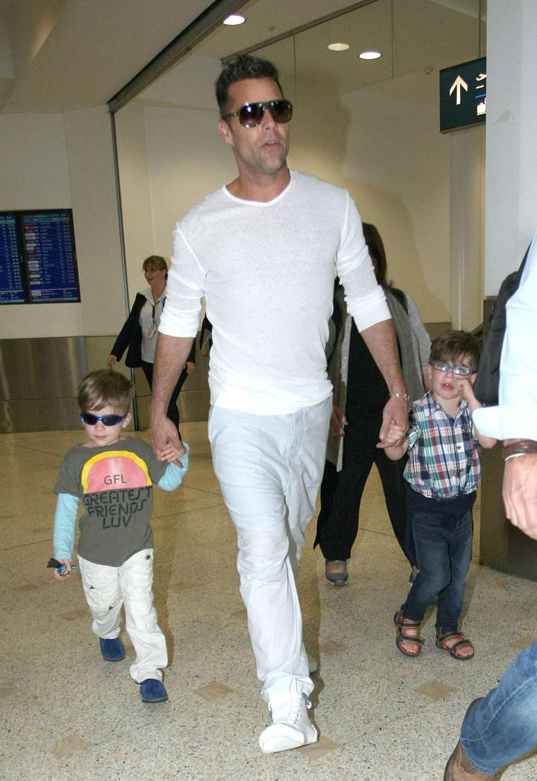 Cantor Ricky Martin chega à Austrália com os filhos gêmeos