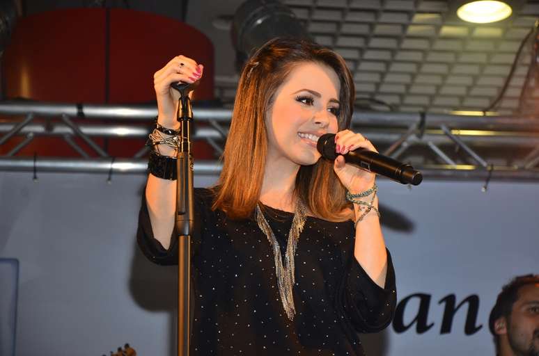 Veja fotos de show solo de Sandy em shopping de São Paulo