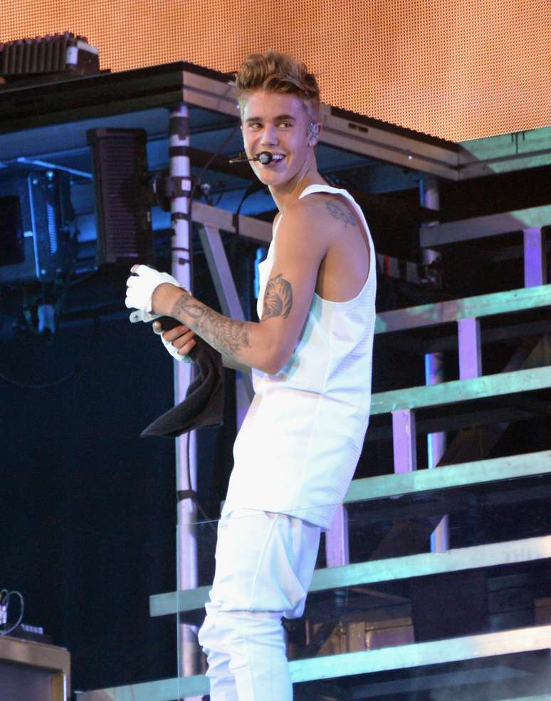 Justin Bieber cai da escada e machuca o pescoço