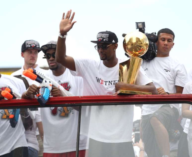 Bicampeão, Miami Heat desfila com o troféu da NBA