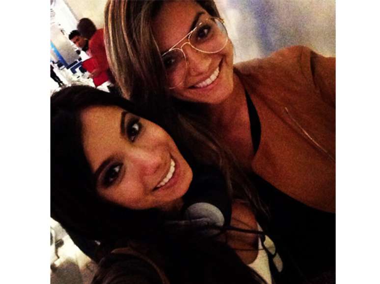 Anitta tieta Kelly Key em aeroporto e posta foto no Instagram