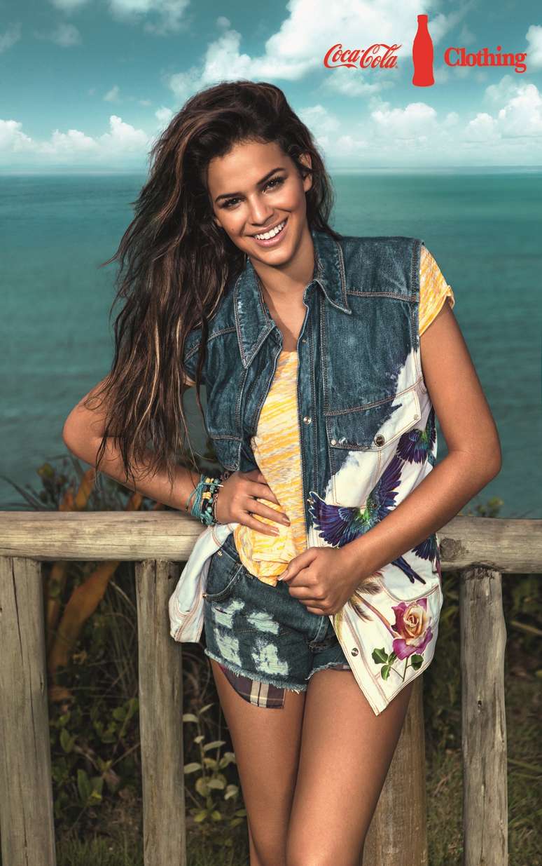 Bruna Marquezine posa para campanha na Bahia; veja fotos