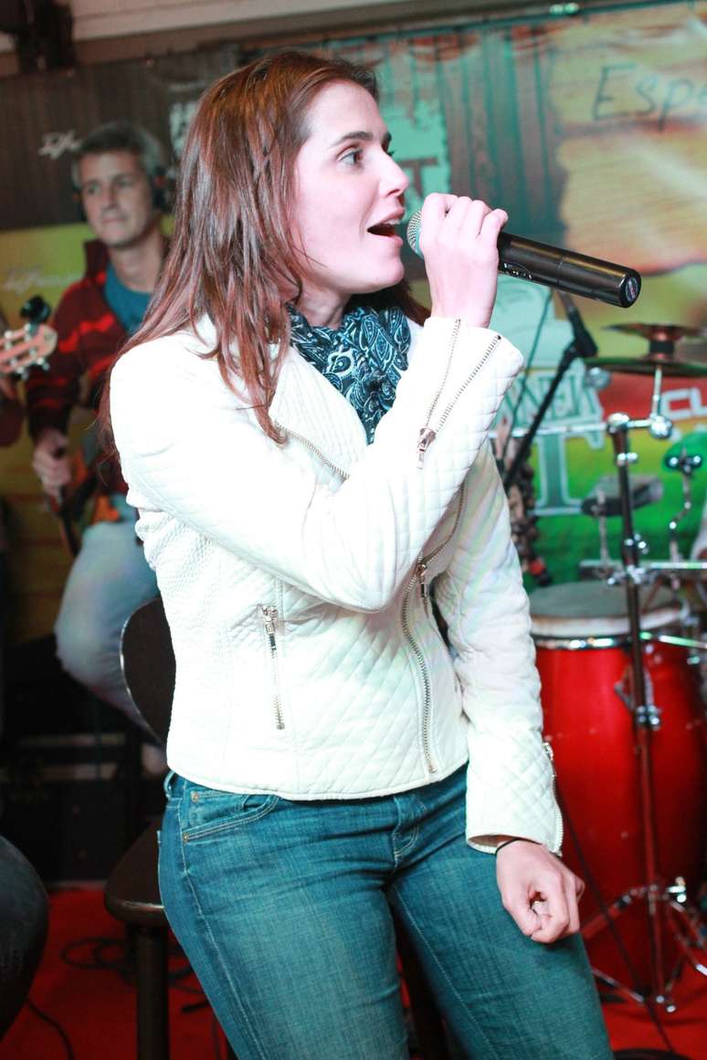 Deborah Secco canta em casa de espetos no Rio; veja fotos