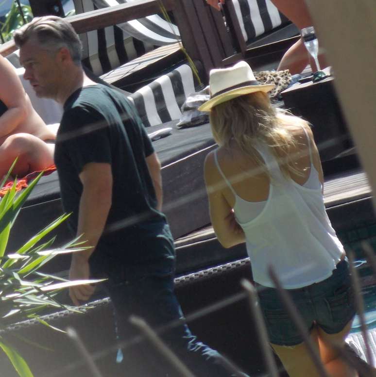 Kate Hudson e vocalista do Muse chegam ao Rio de Janeiro