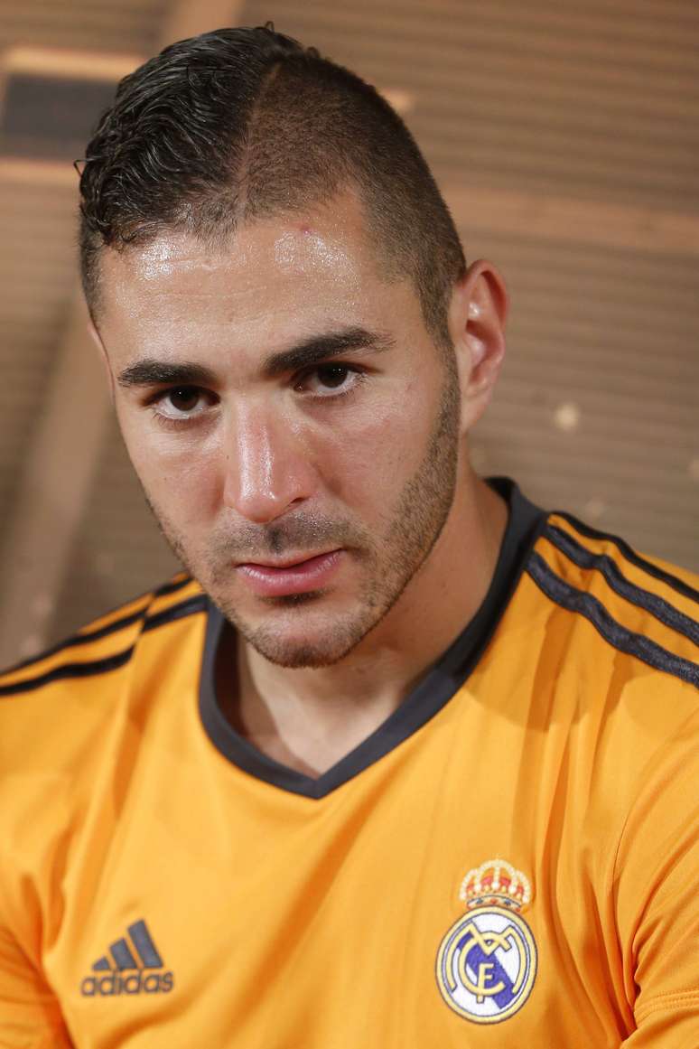 Benzema inova e faz "meio corte" de cabelo; veja estilo dos jogadores