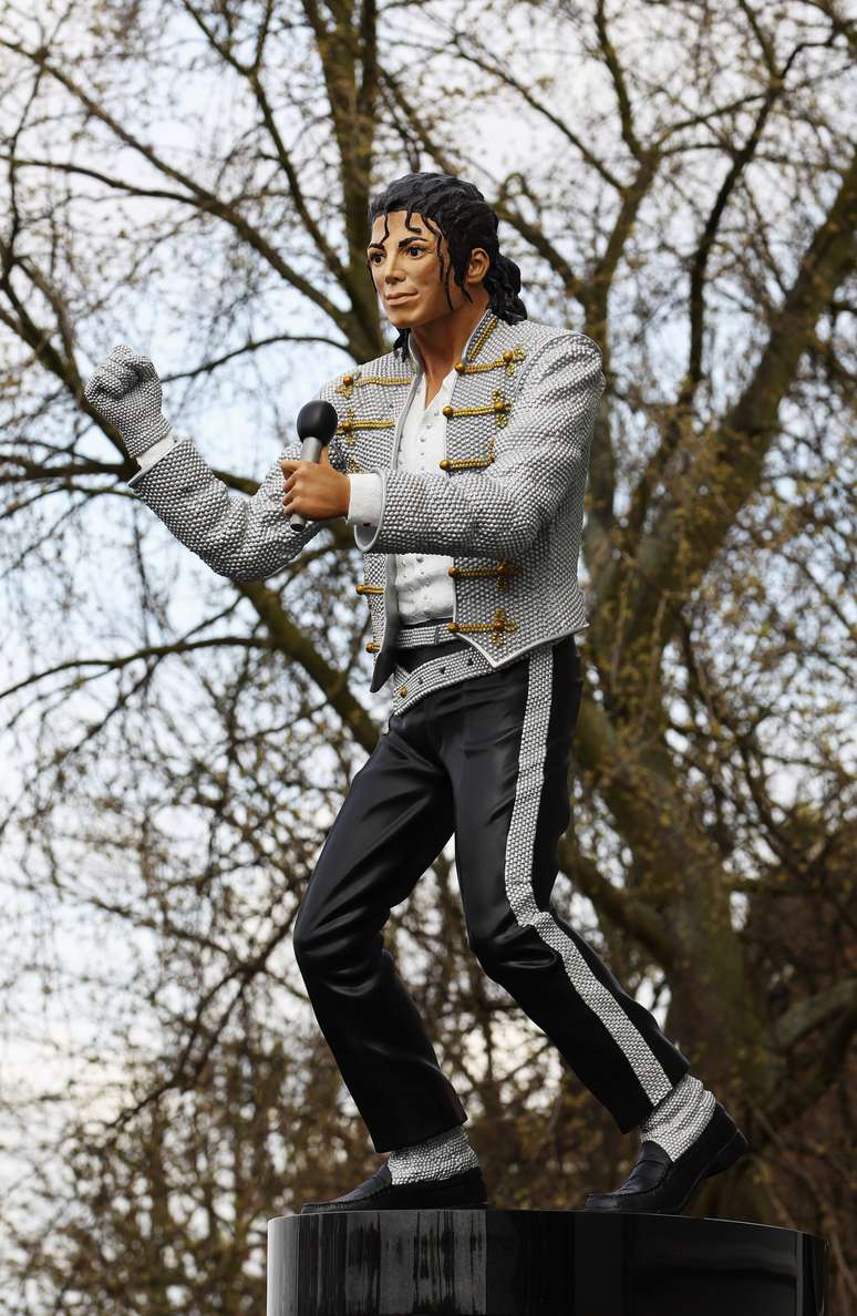 Fulham quer devolver estátua de Michael Jackson a antigo dono do clube