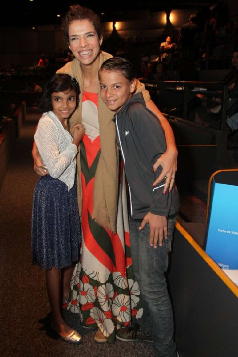 Vanessa da Mata vai com a filha ao show do Rappa