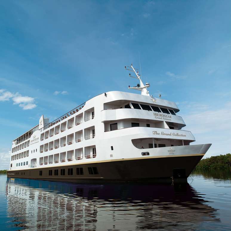 Navio leva passageiros para aventura na bacia do Amazonas