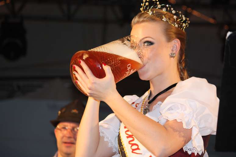 vc repórter: Oktoberfest é encerrada com eleição de nova rainha em SC