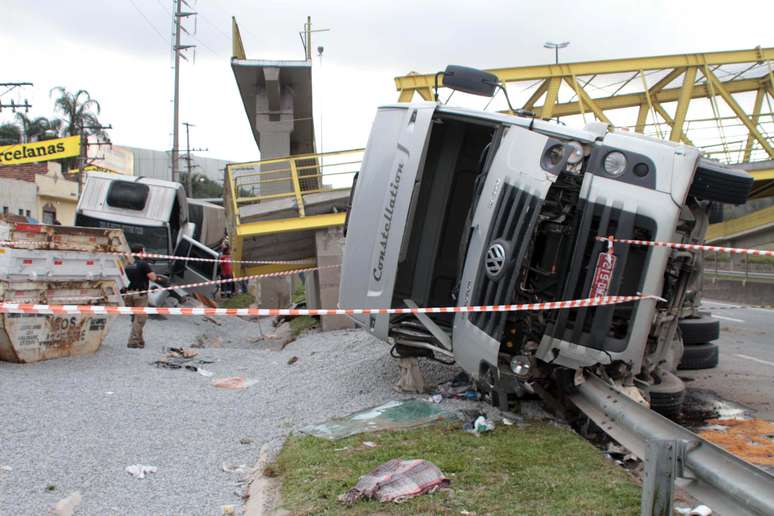 SP: caminhão bate, derruba passarela e deixa 2 feridos na Régis Bittencourt