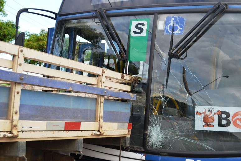 vc repórter: sem freio, carreta causa acidente com ônibus e caminhão em SP vc repórter: sem freio, carreta causa acidente com ônibus e caminhão em SP